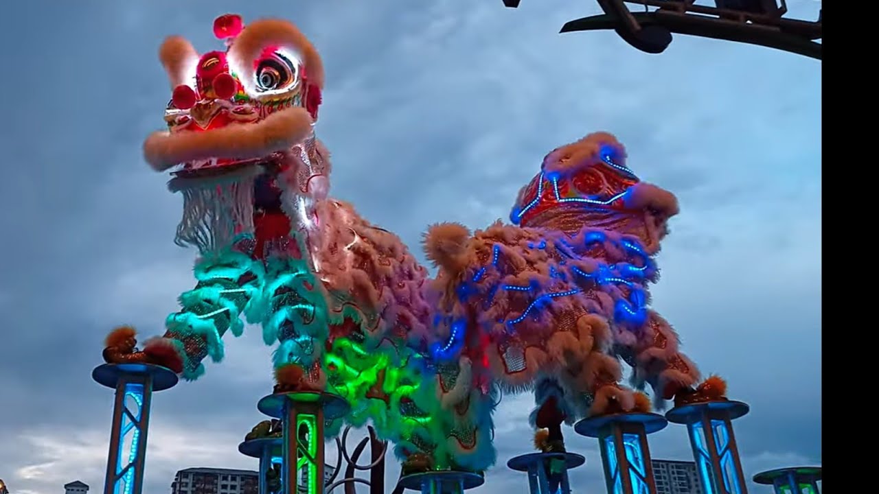 LED Acrobatic Double Lion Dance - YouTube