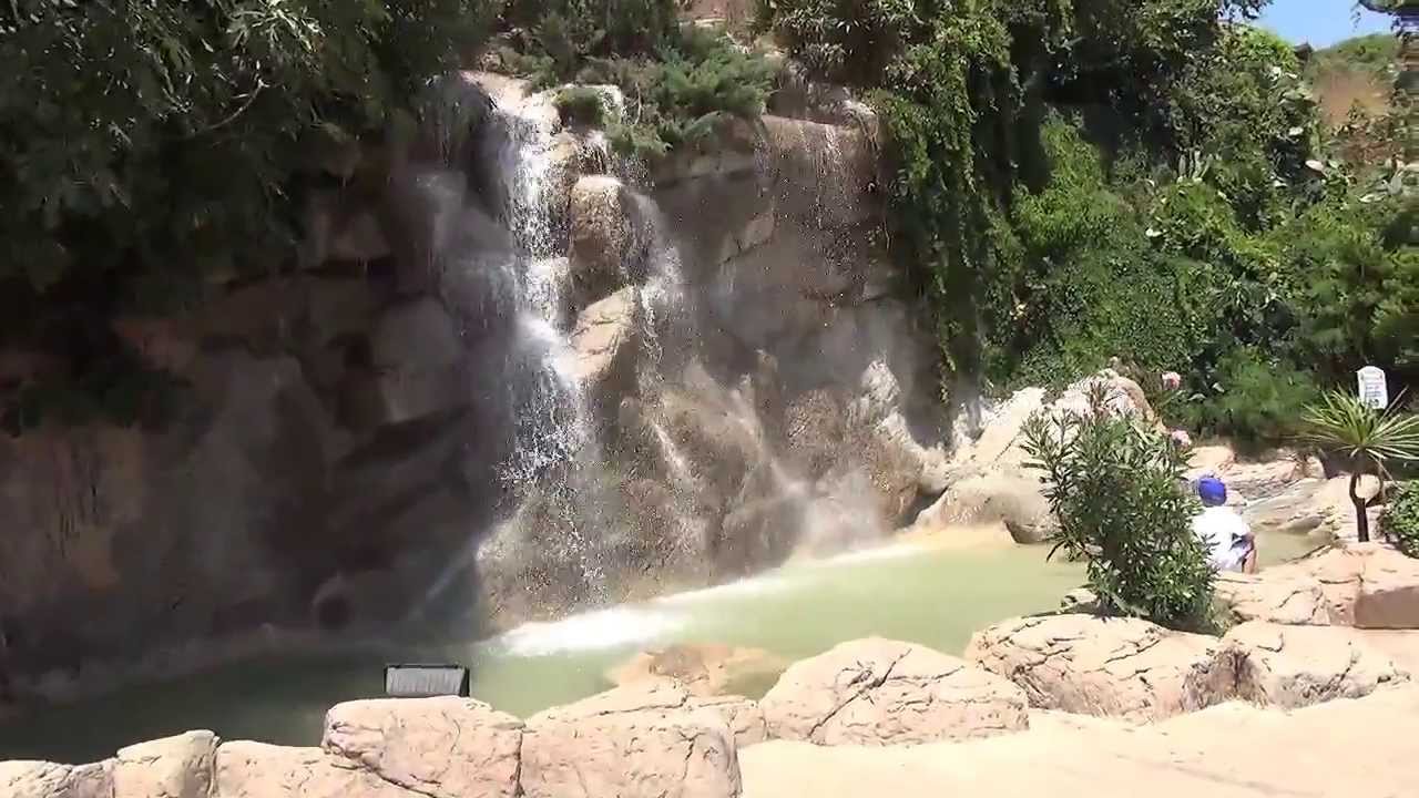 Водопад на набережной в Алании, Турция. Waterfall on the waterfront in ...