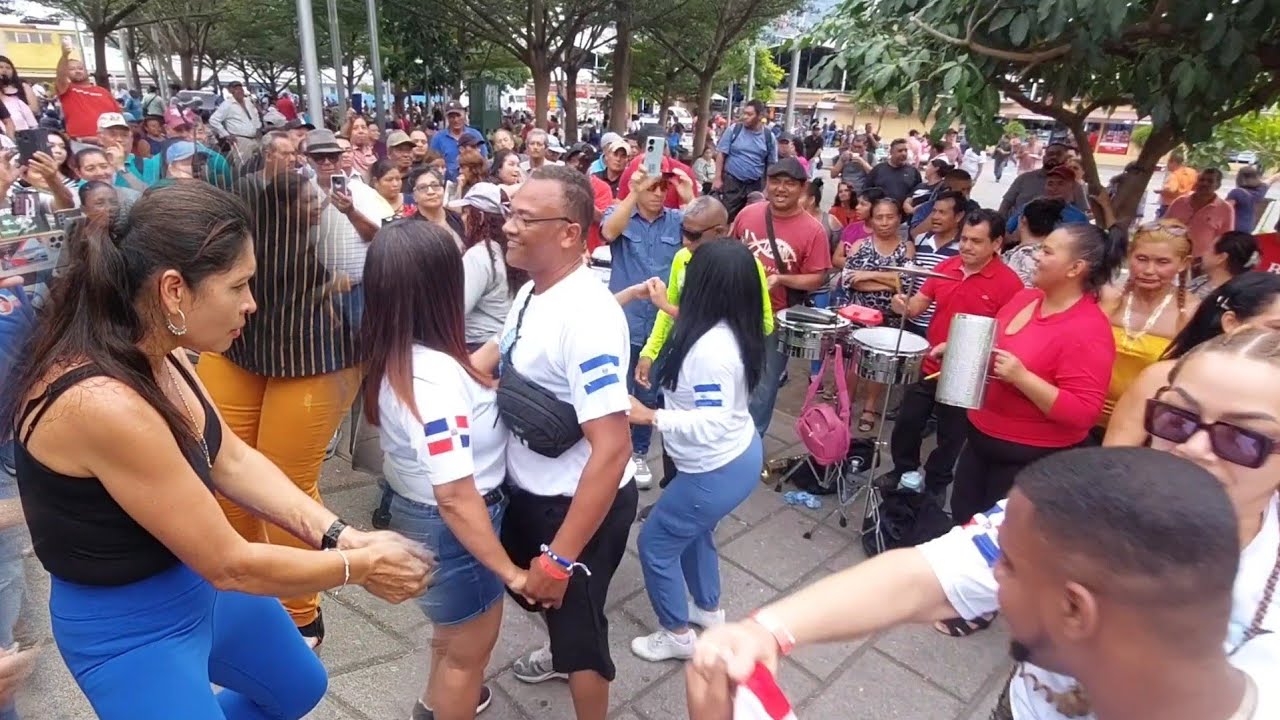 DOMINICANOS LLEGAN MAS QUE ENTUSIASMADOS A BAILAR - YouTube