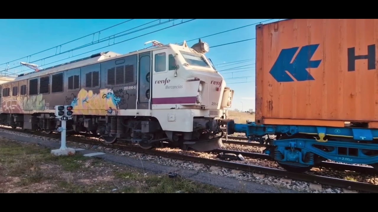 RENFE class 251 weathered - horn - gauge / scale - YouTube