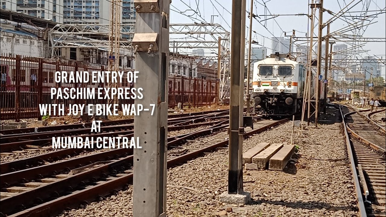 The Grand Entry of Paschim Express with Joy E bike WAP-7 at Mumbai Central - YouTube