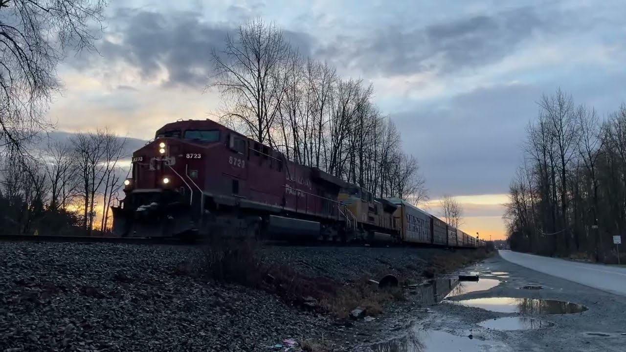 CP 401 W/ UP and NS Interstate Heritage Unit @ Maple Ridge BC Canada ...