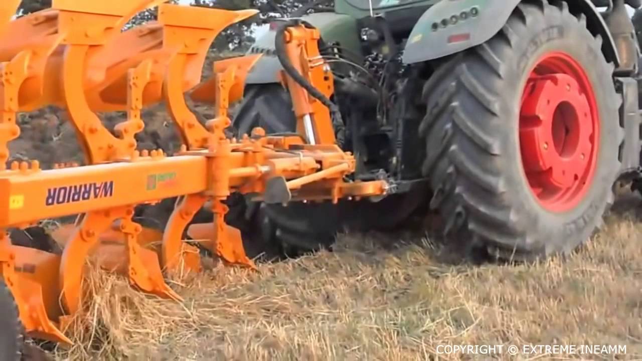 FENDT 724 EXTREME Ploughing ACTION - YouTube