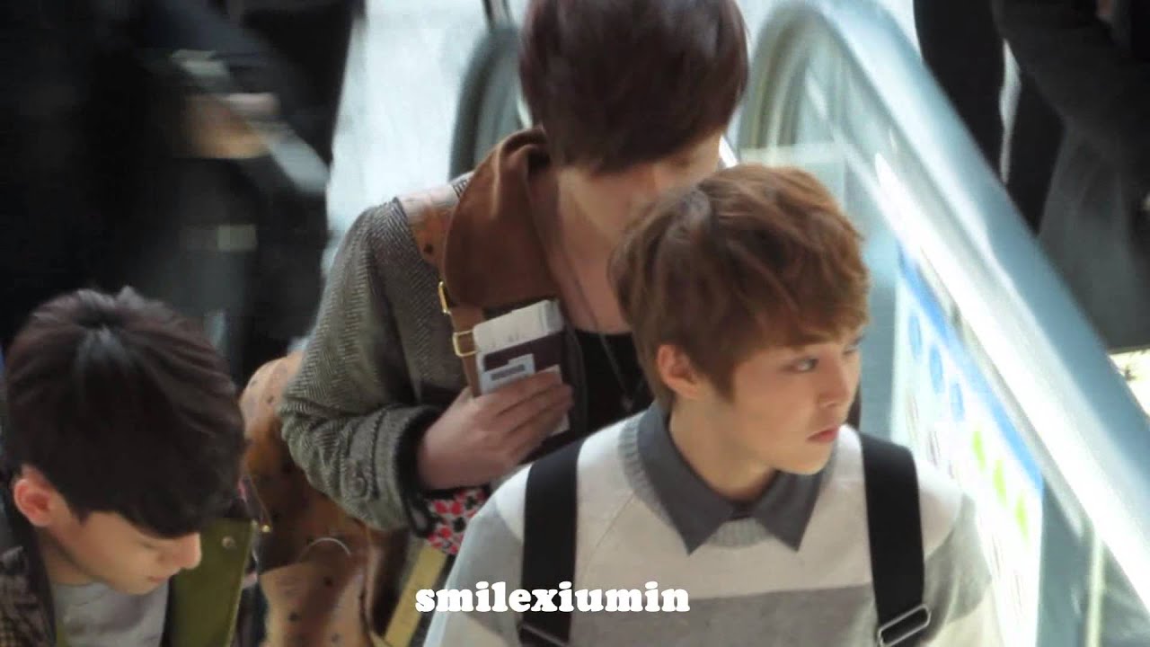 121208 Lay & xiumin in ICN Airport - YouTube