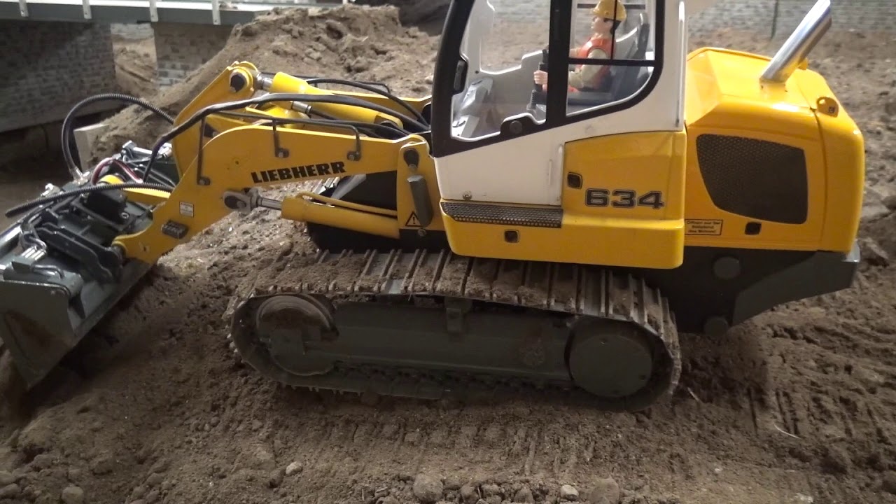 Liebherr LR 634 in road construction - YouTube