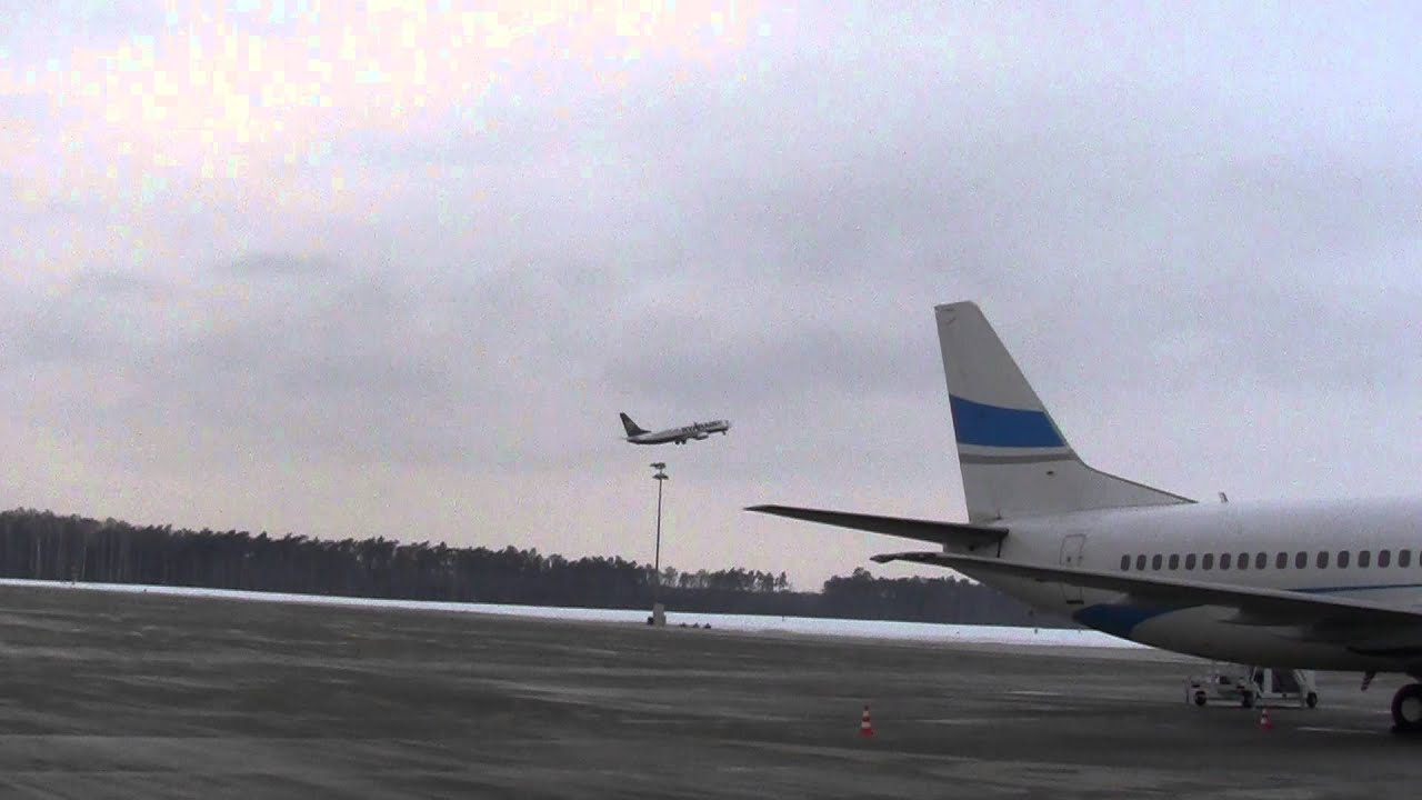 Start samolotu Ryanair z Lublina do Londynu - YouTube