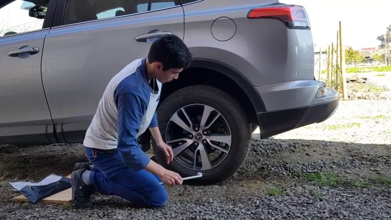 Como cambiar la rueda de repuesto de un vehículo - YouTube
