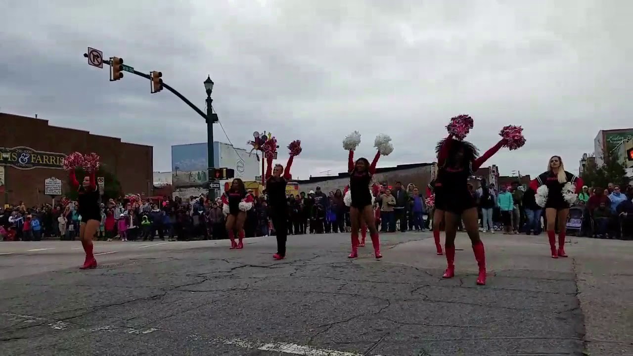 Hunnies Cheerleaders Christmas Parade - YouTube