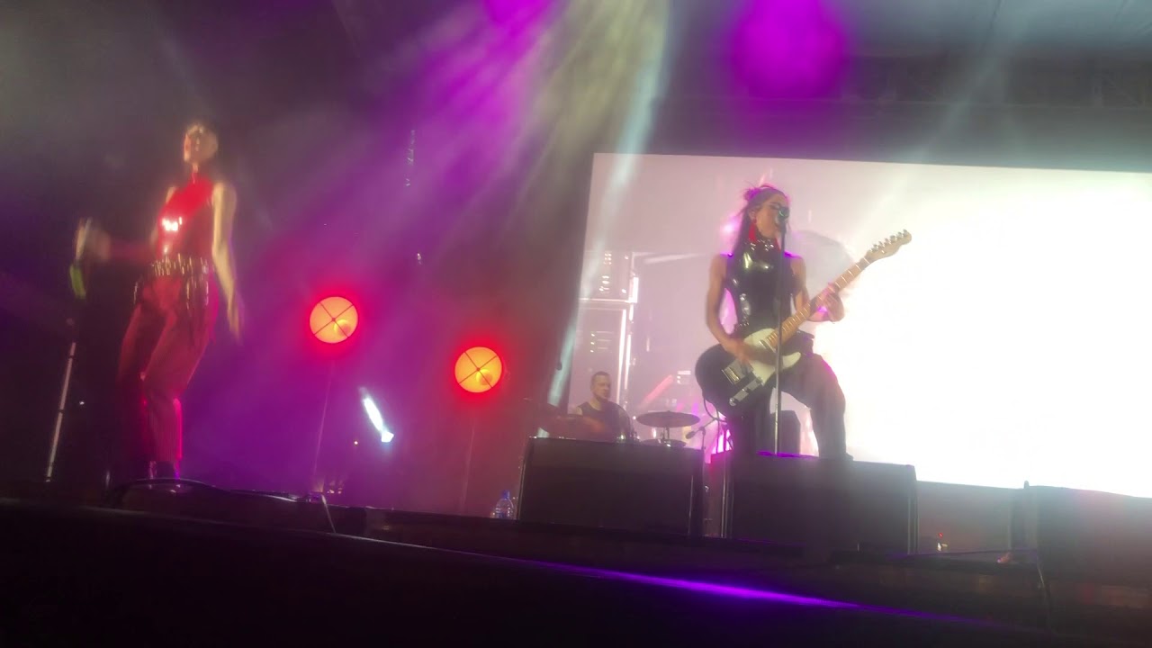 The Veronicas - Hook Me Up live - YouTube