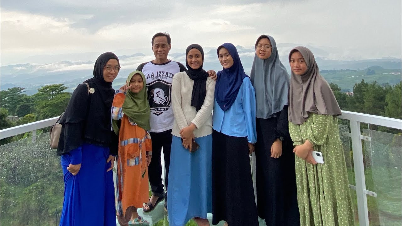 Jalan-Jalan ke Kopi Botanika, Puncak, Kuningan - YouTube