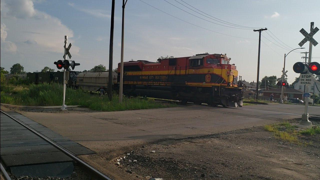 (Amazing Hornshow!) KCSM SD70ACe Leads NS 332 Through Emmons Blvd ...