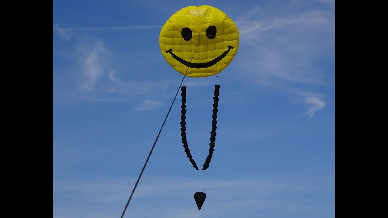 Launching a Smiley kite in very light wind - YouTube