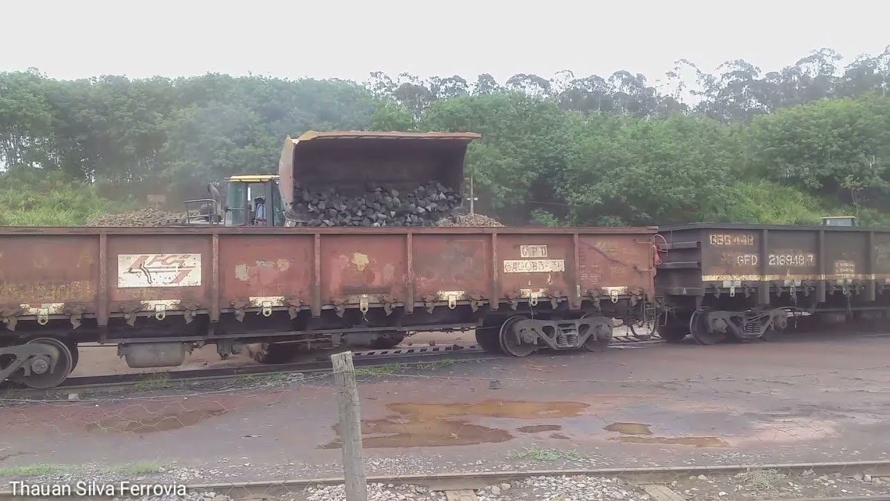 Operação de carregamento de ferro gusa no terminal em Divinópolis no ...