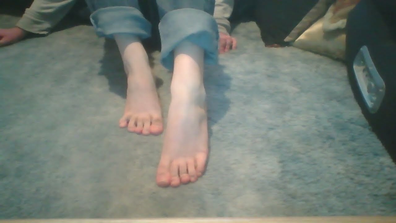 Fast Toe Wiggling - YouTube