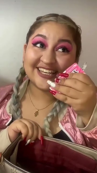 LO QUE LLEVO EN EL BOLSO 😂 - YouTube