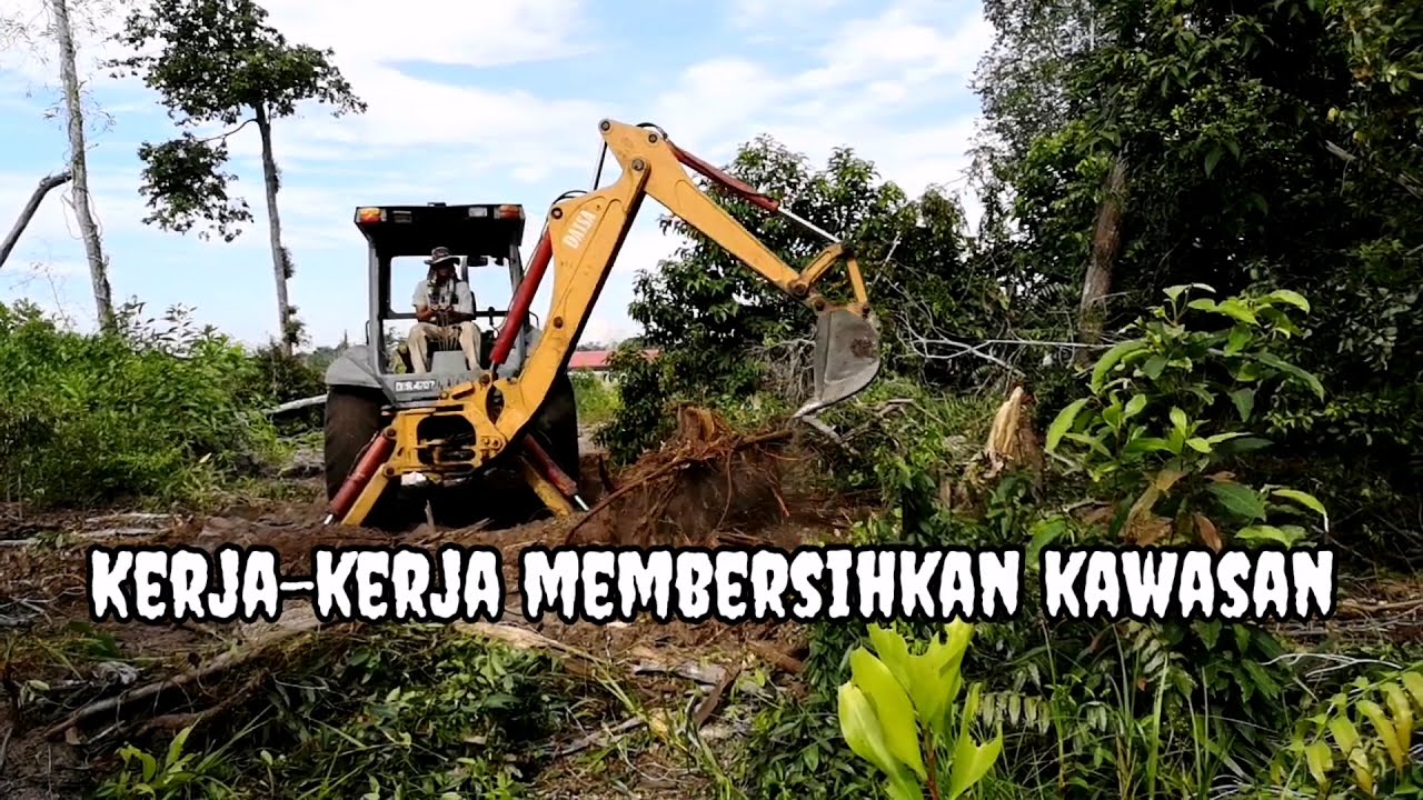 Kerja membersihkan kawasan tanah terbiar dengan menggunakan backhoe ...