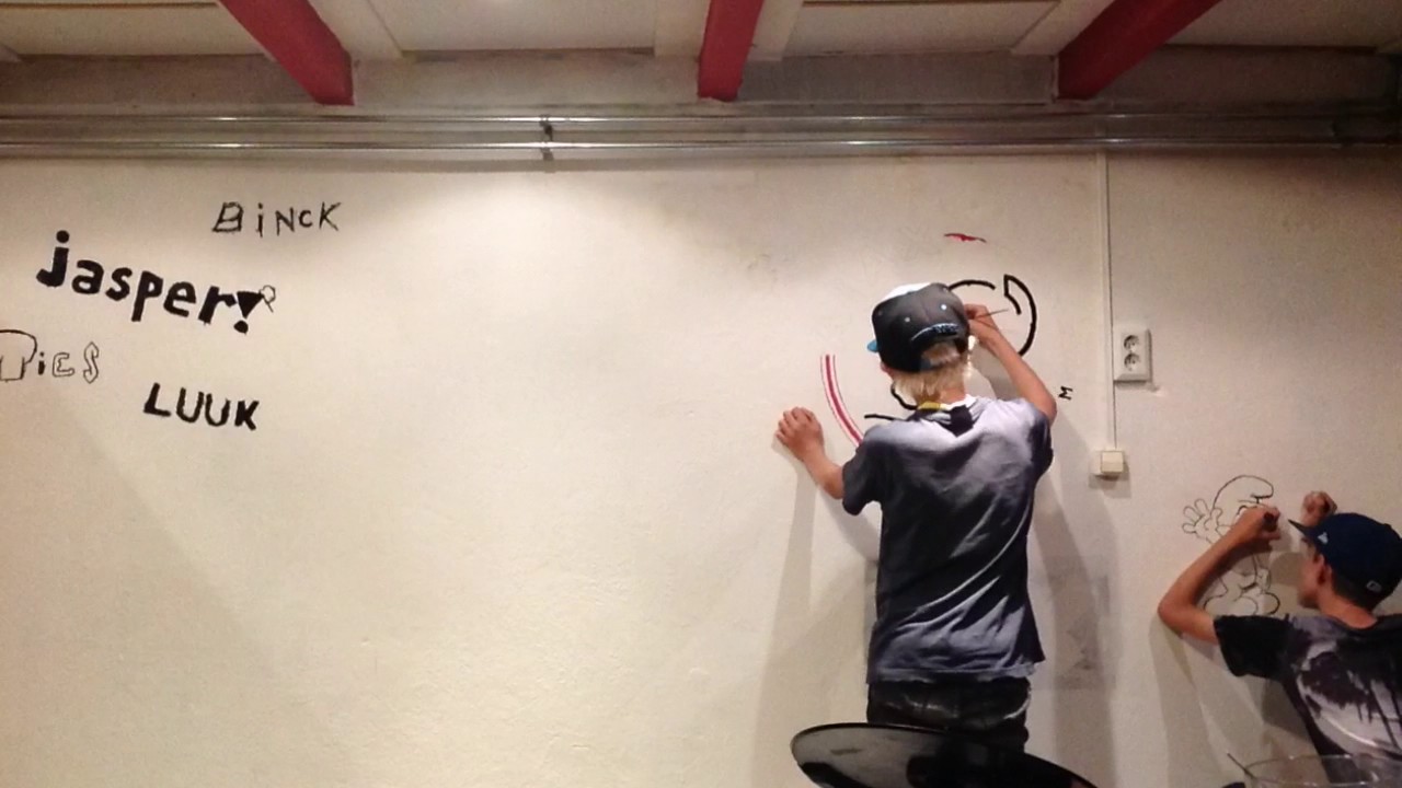 Ajax logo op muur getekend met Smurf!!! - YouTube