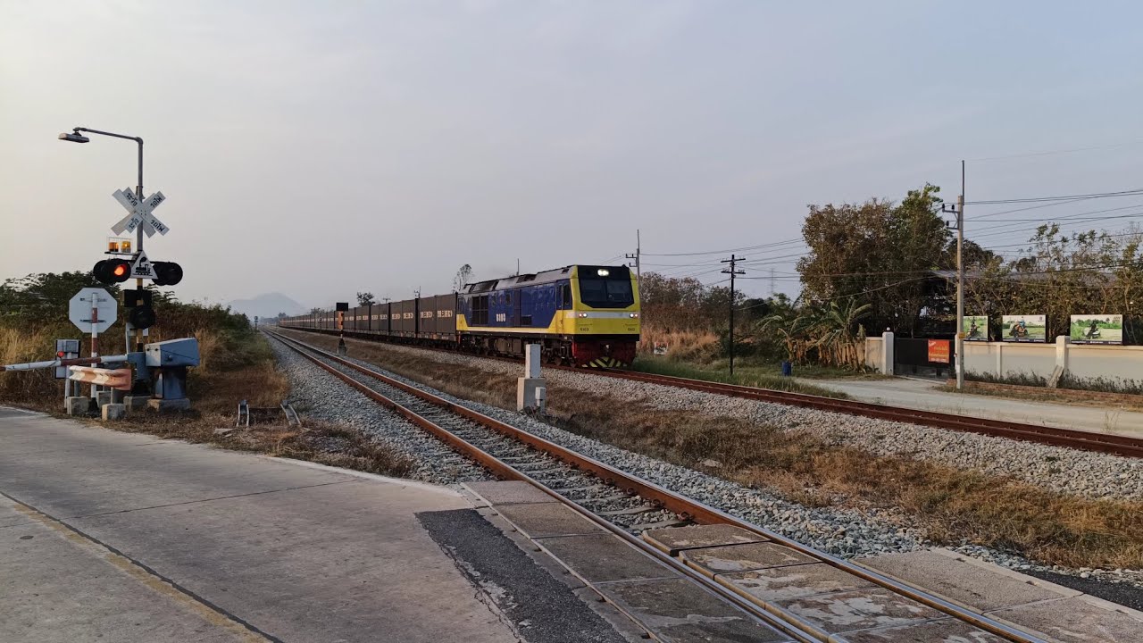 ขบวนรถเกลือที่553 D:CSR-5103 ผ่านเครื่องกั้นกม.117 #รถไฟไทย #รถไฟสาย ...