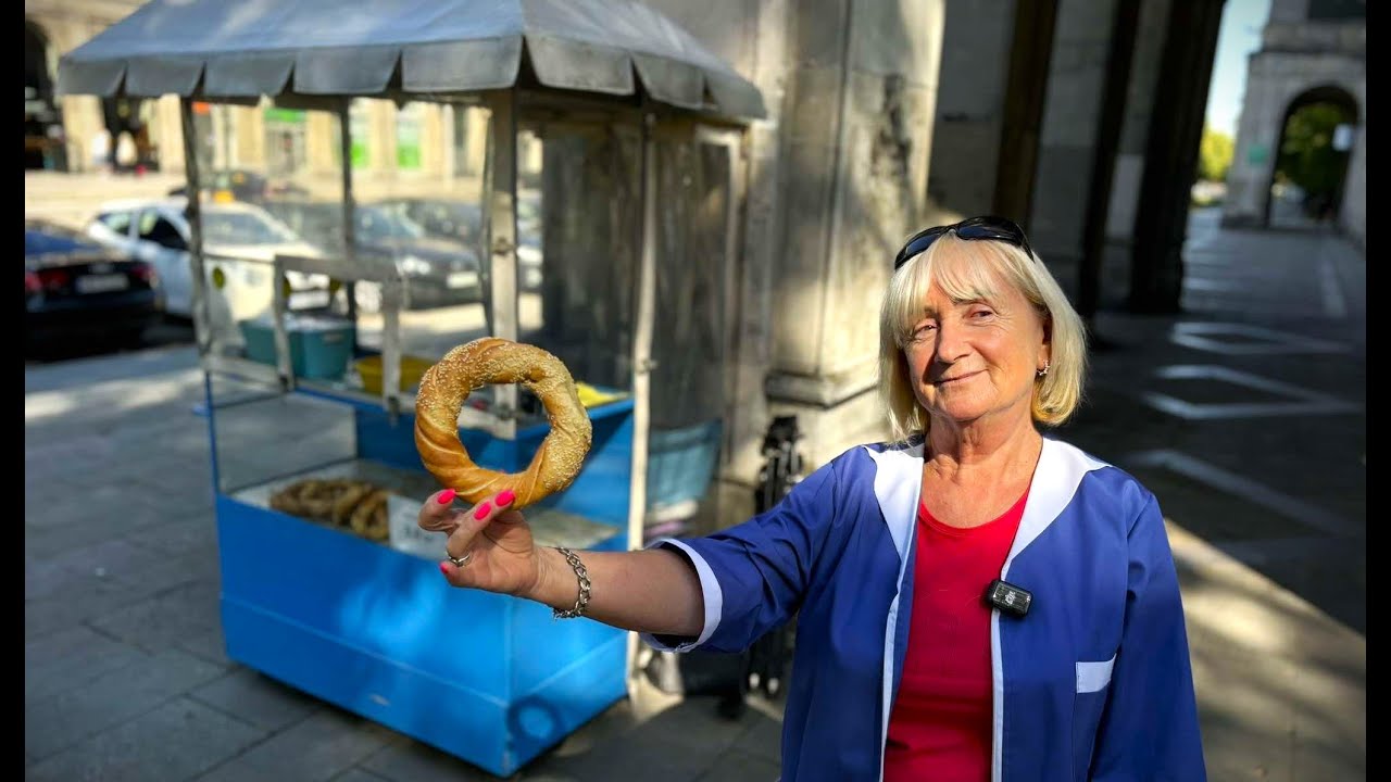 Człowiek, który który 42 lata z uśmiechem sprzedaje obwarzanki - YouTube