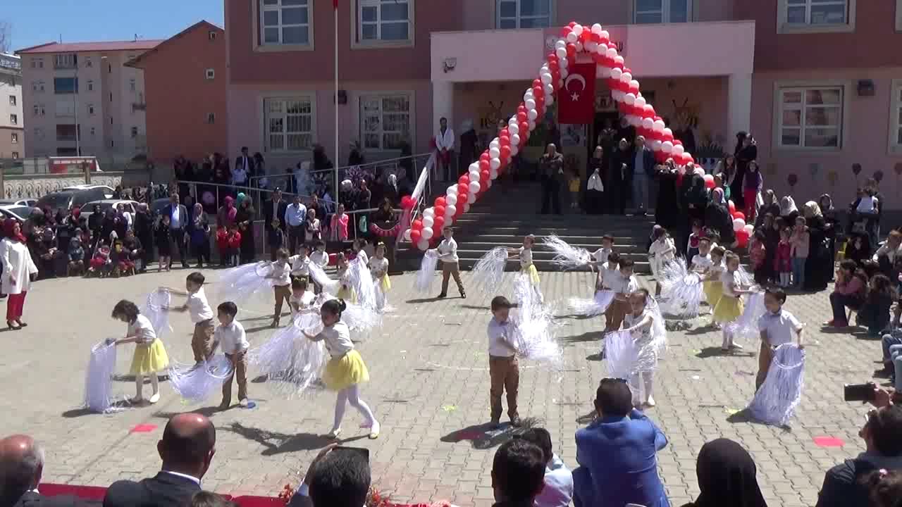 MuşBalpeteği Okulu Minik Kalper 23 Nisan Gösterisi-1 - YouTube