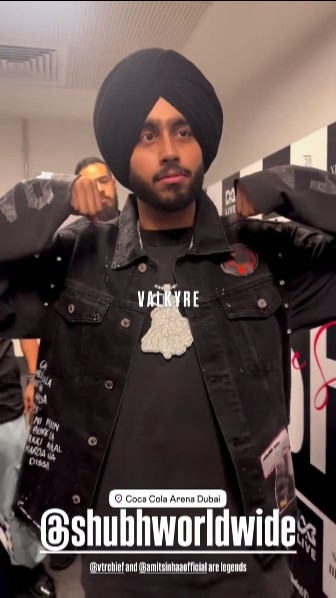 Shubh in black jacket 🖤🌚 live Show dubai #lovesongs#shubhnewsong# ...