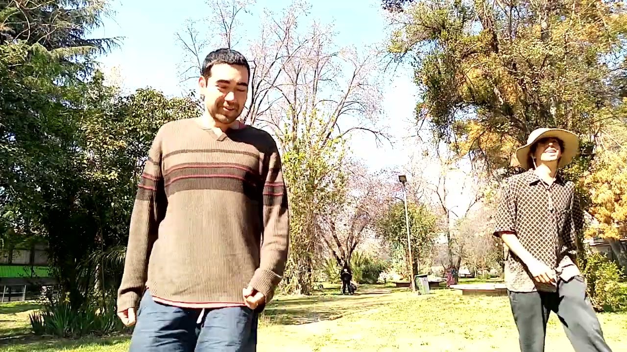 plano americano con angulo normal, angulo cenital com un tracking para ...
