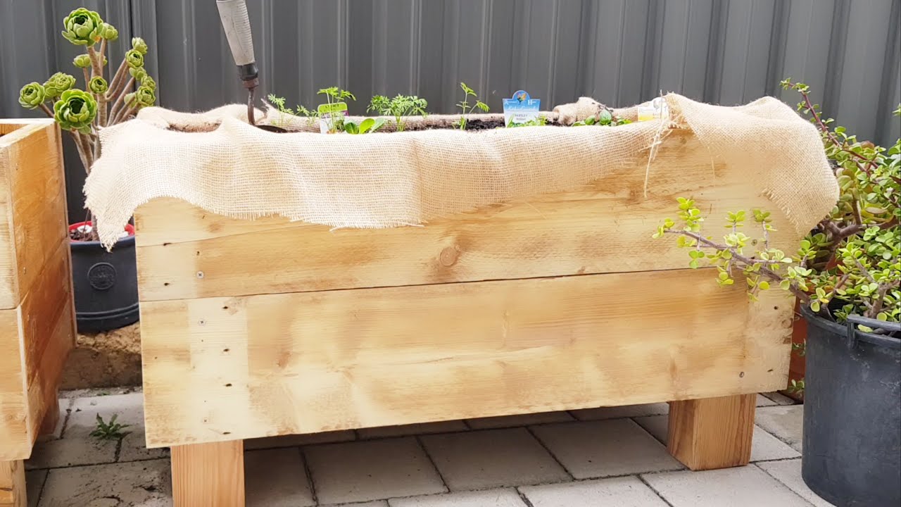 How to build a planter box with pallet wood - YouTube
