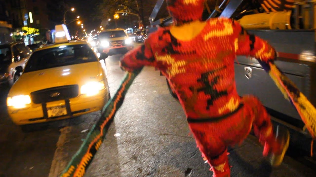 Rickshaw Spiderman - Runs into oncoming traffic! - YouTube