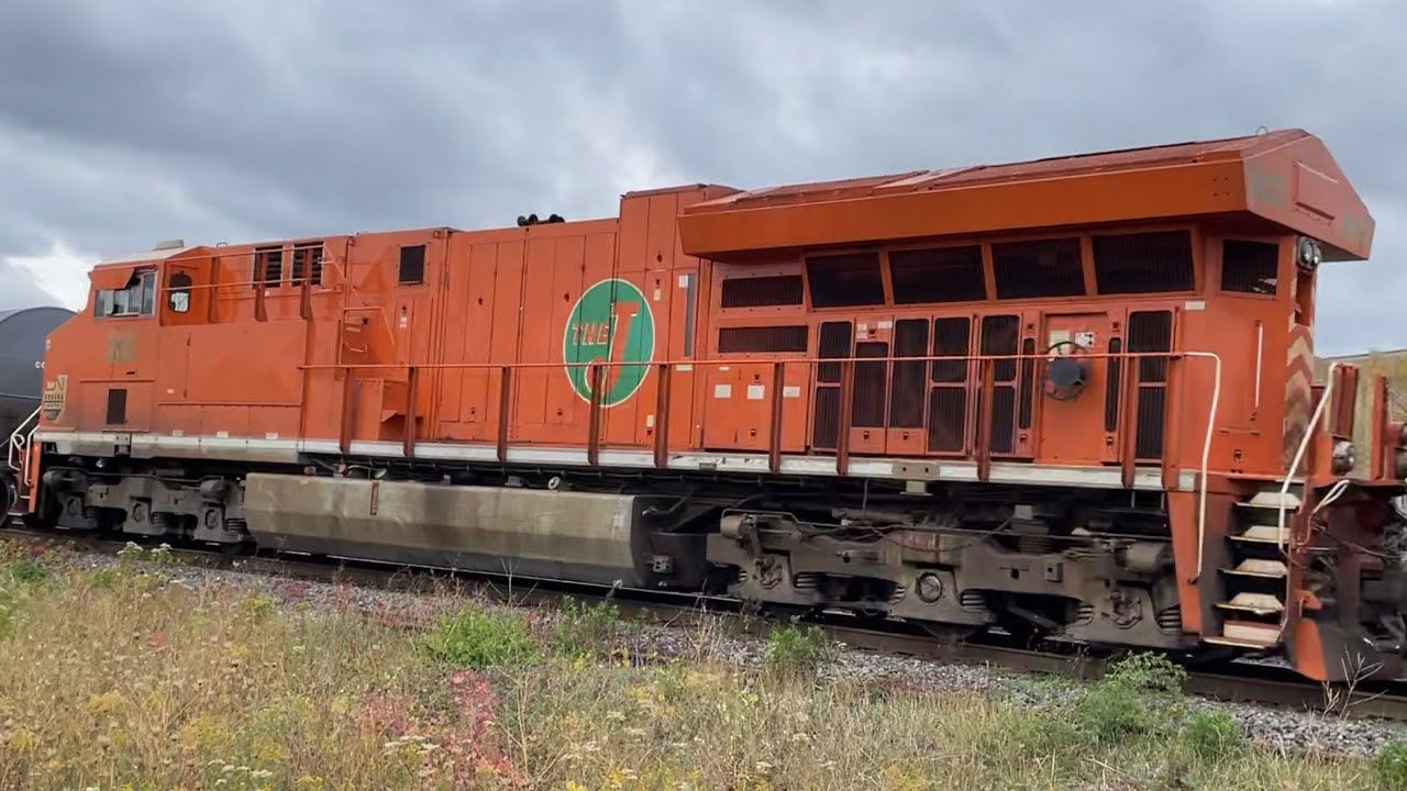 EJE Heritage Unit CN 3023 on CN Train 422 Burlington West Mile 49 ...