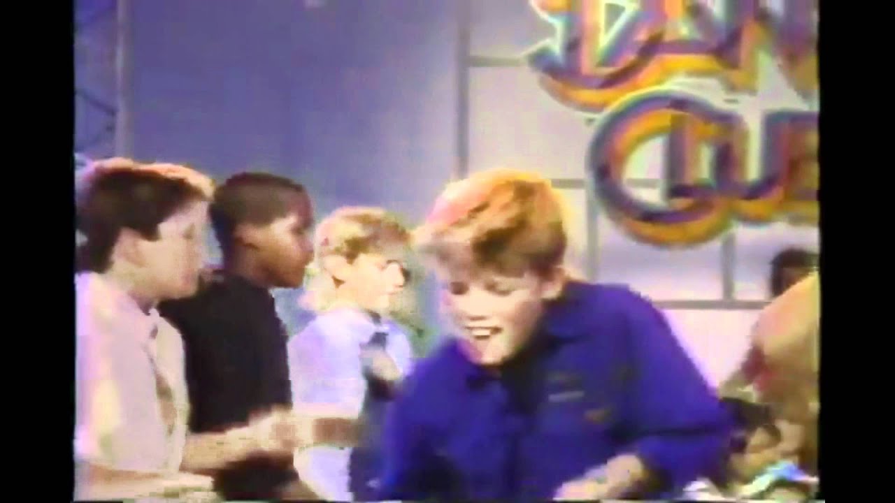 Duane Dancing to Gulie theme - YouTube