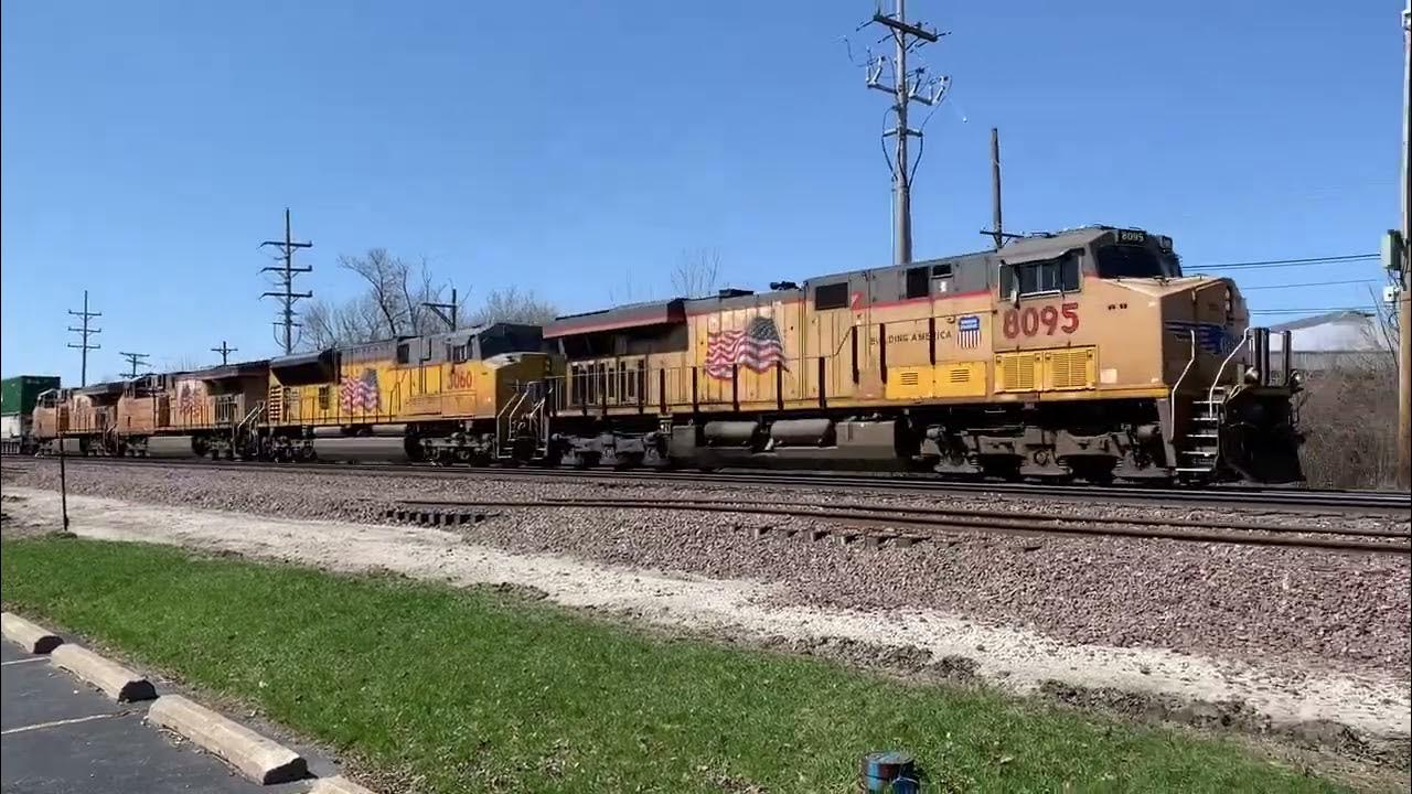 UP 8095 meets NS 4174 at Western Ave Geneva 4-8-25 - YouTube