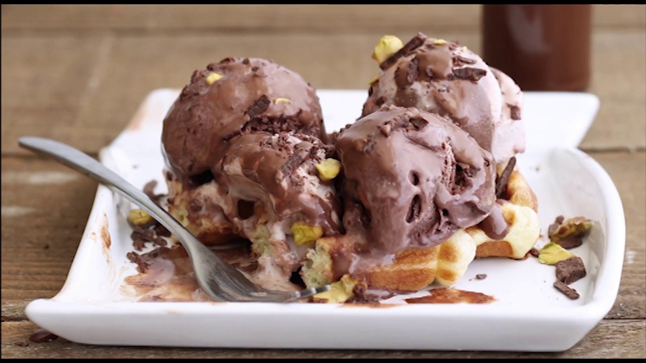 Waffels con gelato e salsa di cioccolato - YouTube