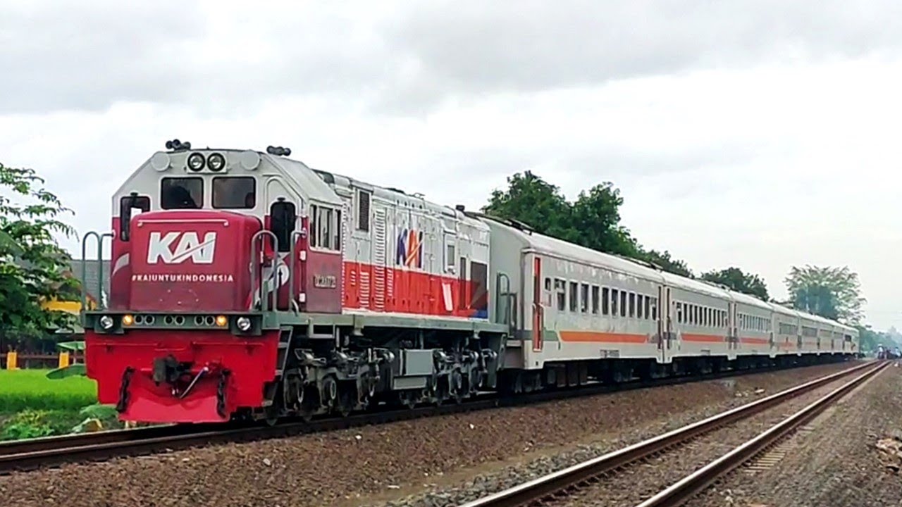 LOKOMOTIF SPESIAL LIVERY KEMERDEKAAN !! Kereta Lokomotif CC 201 77 23 ...