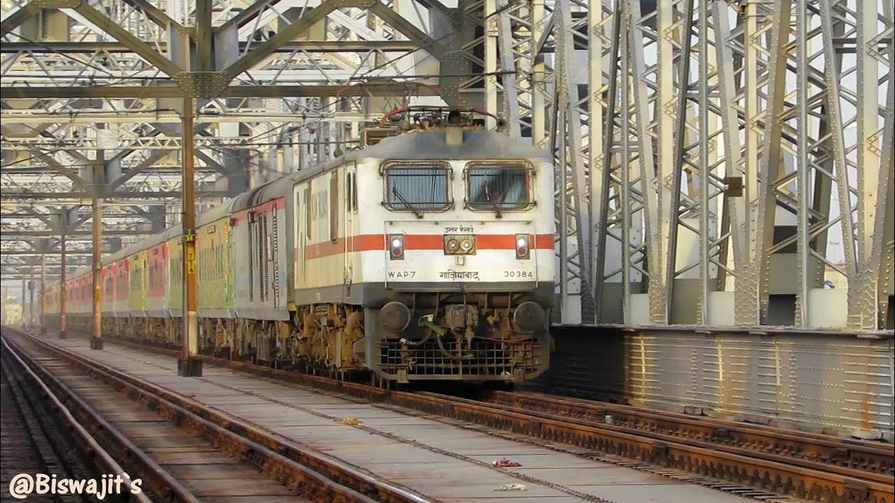 Sealdah Rajdhani crosses the legendary BALLY BRIDGE over river Ganga ...