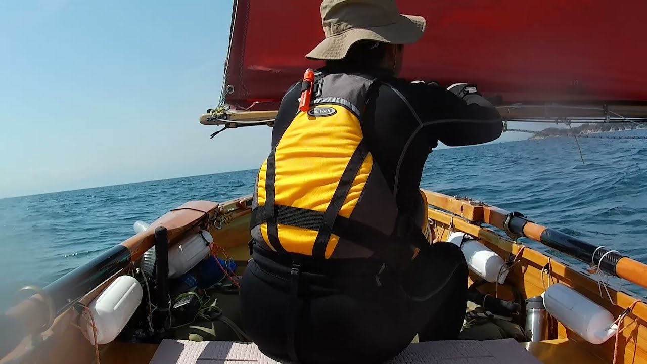 Reefing a balanced lug sail. バランスド・ラグ・セイルのリーフ - YouTube
