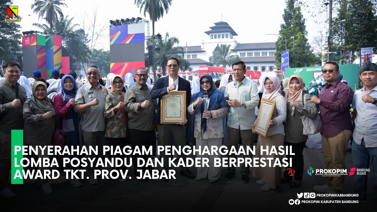Penyerahan Piagam Penghargaan Hasil Lomba Posyandu dan Kade Berprestasi ...