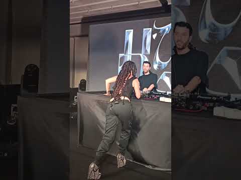 Hande Yener Konserde Düşüyor