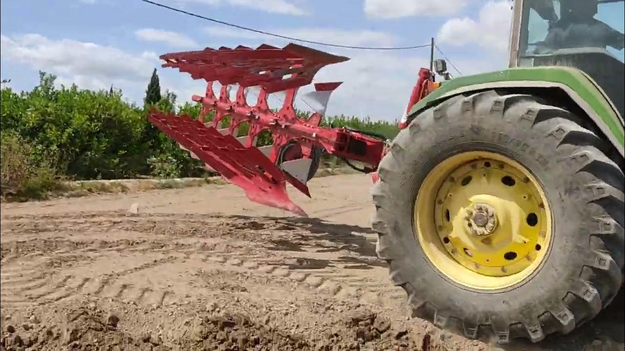 John Deere 8200 y arado Ovlac Xperience - YouTube