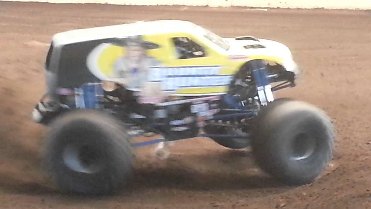 Monster Truck Spinning - YouTube