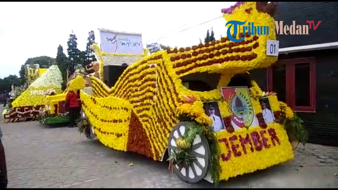 Kemeriahan Festival Bunga Dan Buah, Belasan Mobil Hias Pawai di ...