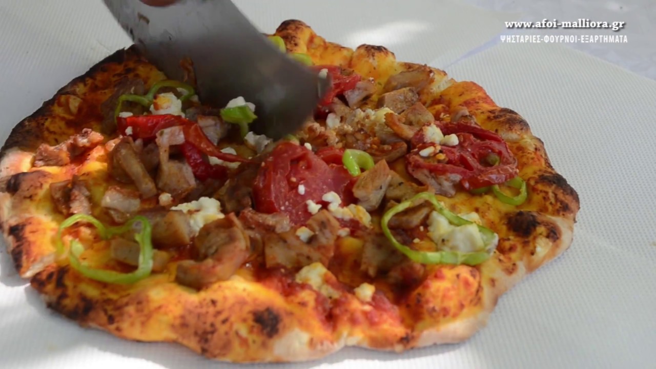 ΠΙΤΣΑ ΜΕ ΓΥΡΟ ΣΤΟΝ ΞΥΛΟΦΟΥΡΝΟ - Pizza with Gyros in traditional black ...