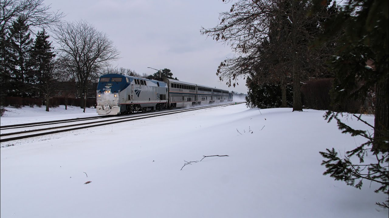 AMTK 194 hauls Amtrak 1333 (w/ ALL Superliners) through the snow in Lake Forest - YouTube