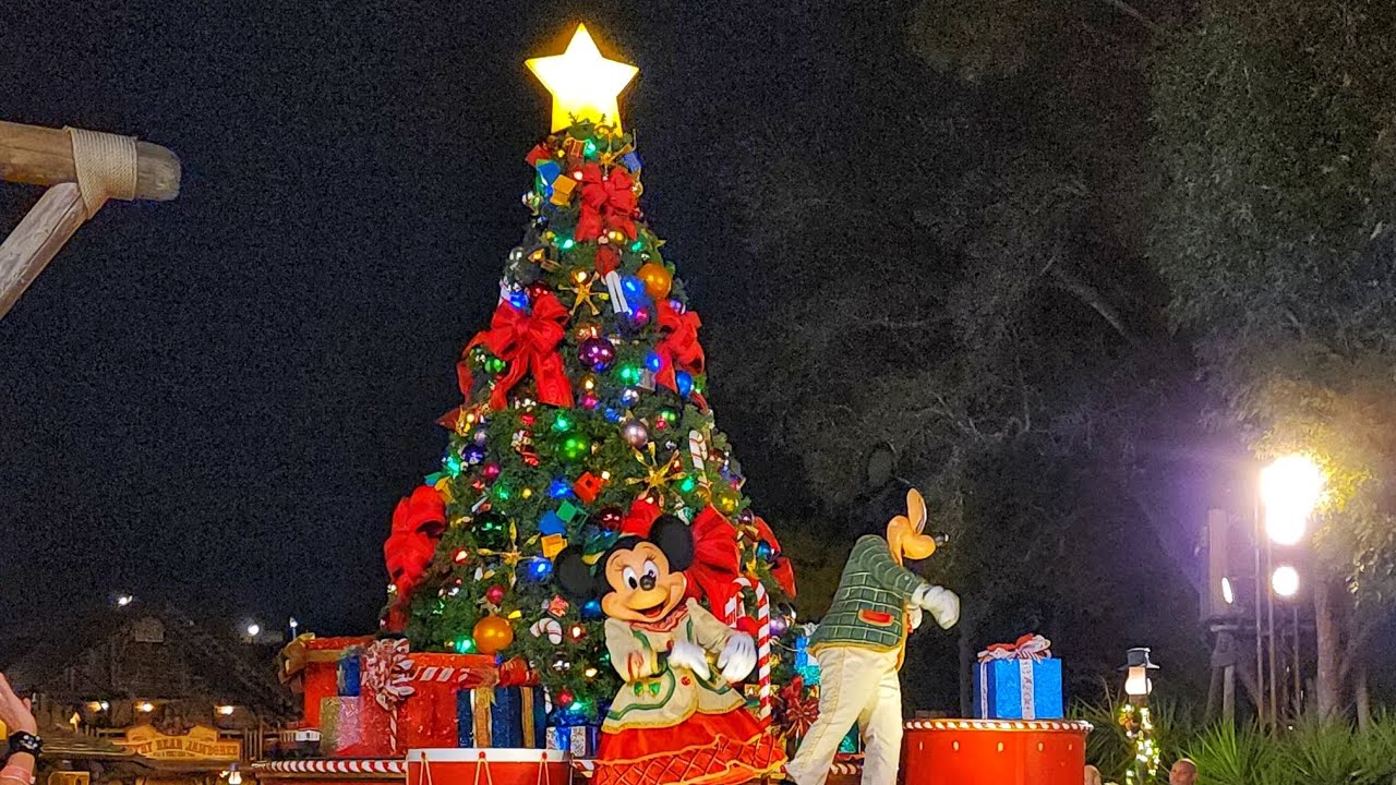 Walt Disney World - Mickey's Very Merry Christmas Parade - YouTube