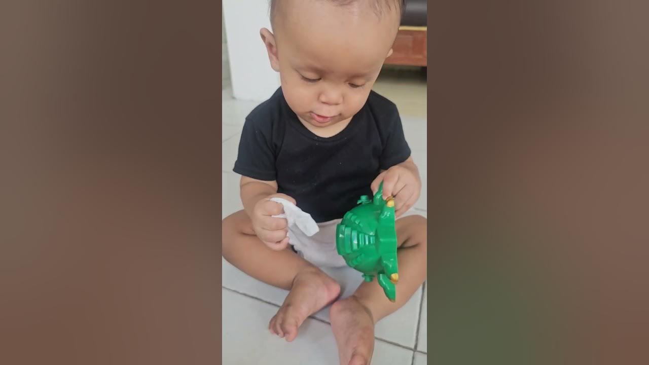 Adek elap-elap mainan 😅 - YouTube