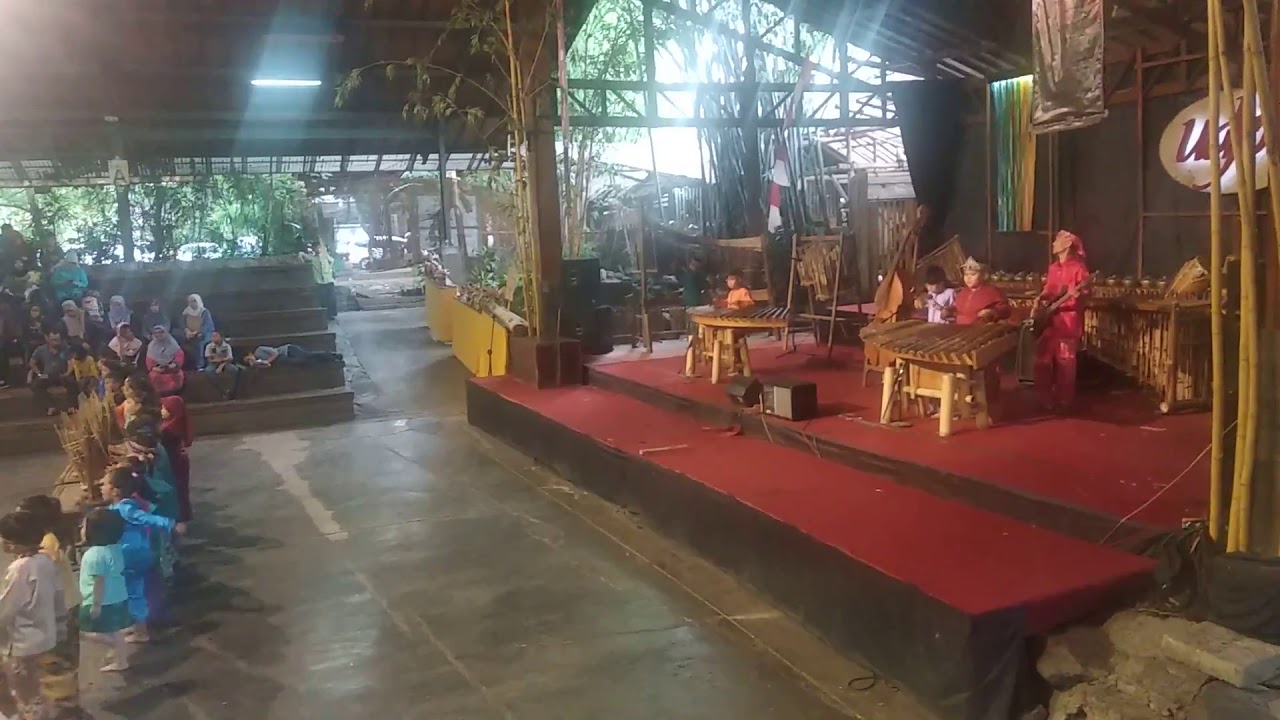 Aku jadi Gambang pengiring di Arumba cilik @saungangklungudjo - YouTube