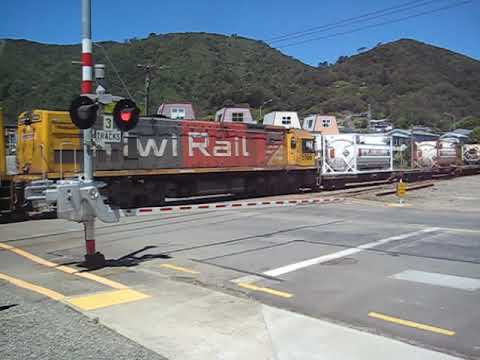 Dublin Street level crossing in Picton - YouTube