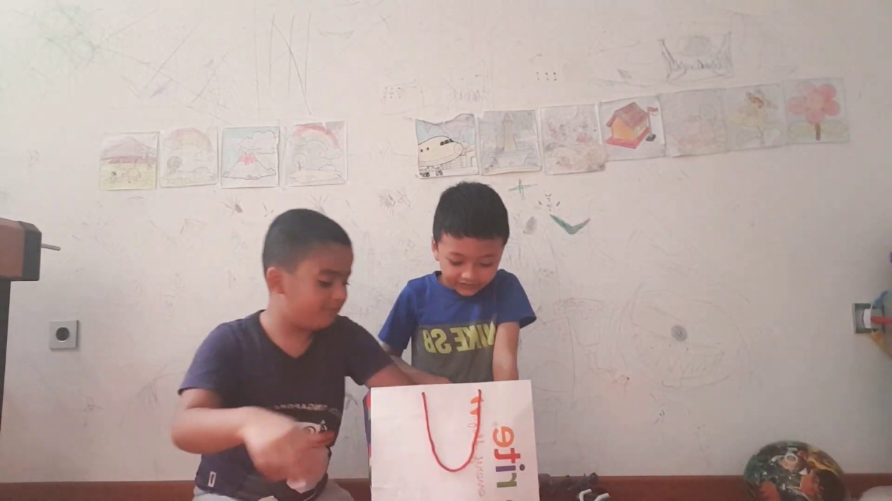 BEN 10 TOYS KIDS REVIEW...Hasil meres dompet orang tua - YouTube
