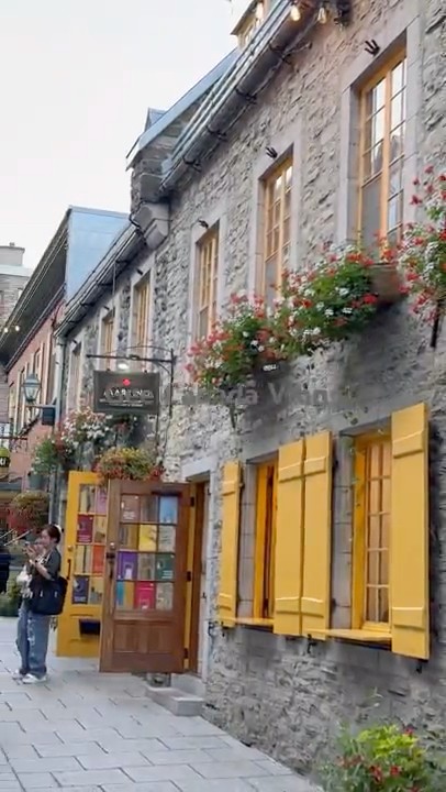 Walking on the beautiful streets of Quebec 😍Symbol of French tradition ...