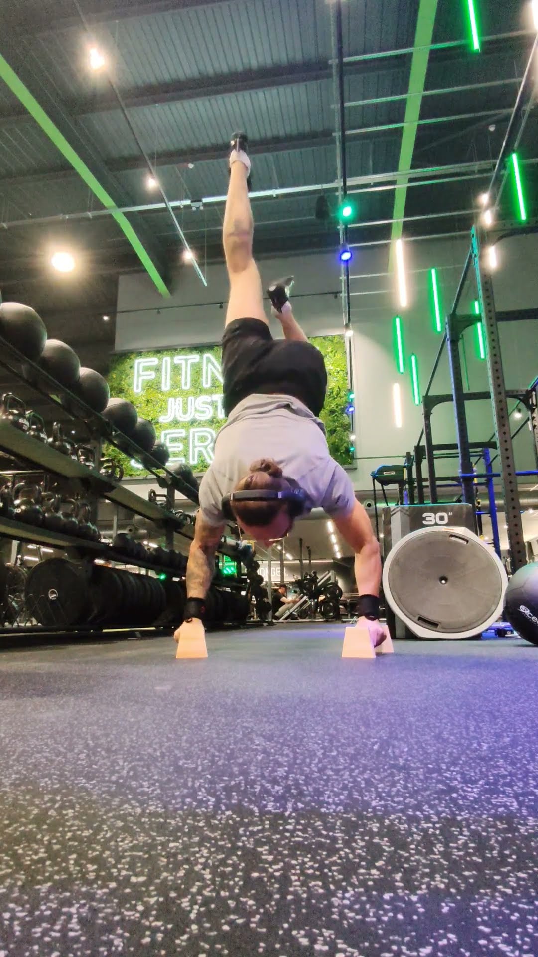 HANDSTAND into 1 ARM into L-SIT 🙋💣 HANDSTANDS MOTIVATION, CALISTHENICS ...