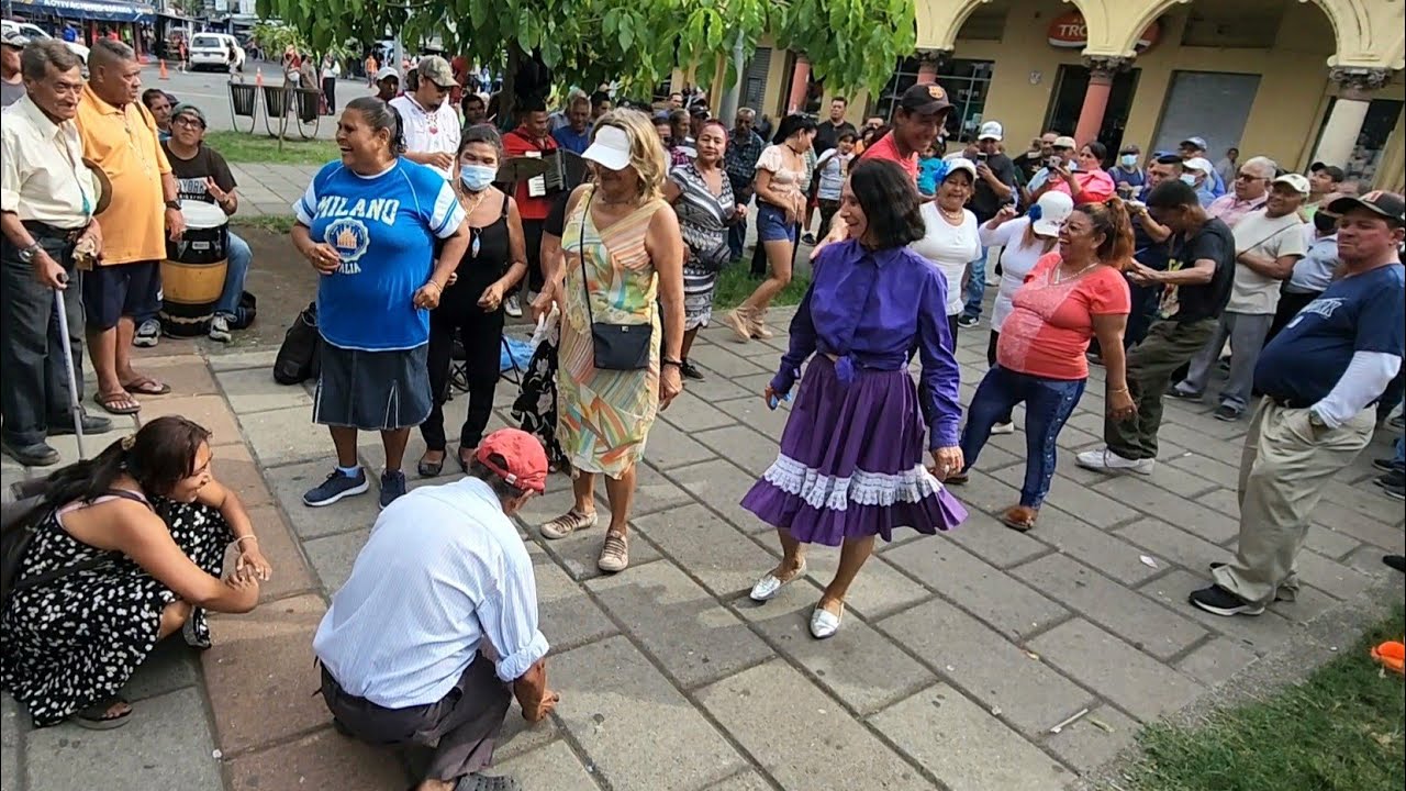 EL #dulcero PARADOTE AHI SOLO SUPERVISANDO EL BAILE 🤔🕺💃 - YouTube